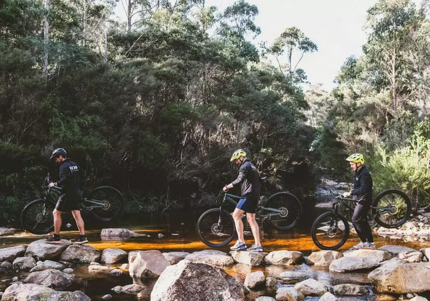 vs Wild-ni tomosha qiling - Rado Kapitan Kukning qo'pol Tasmaniyada bilagidagi yuqori texnologiyali keramika haqidagi epik foto essesi - Vaqt va oqim soatlari 10625_12