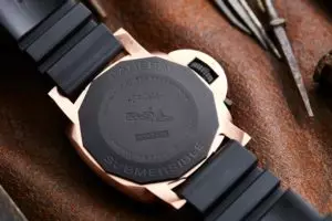 BẬT TAY: Panerai Submersible Goldtech OroCarbo mang đến nét sang trọng của sự nam tính cho cổ tay - Đồng hồ Thời gian và Thủy triều 10647_4