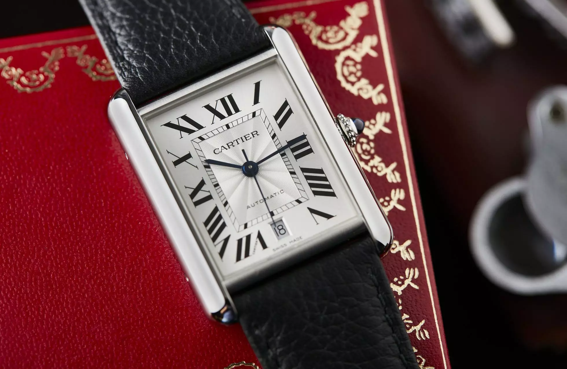 ההרפתקאות החדשות של ה- Cartier Tank כוללות שעון המופעל באמצעות שמש