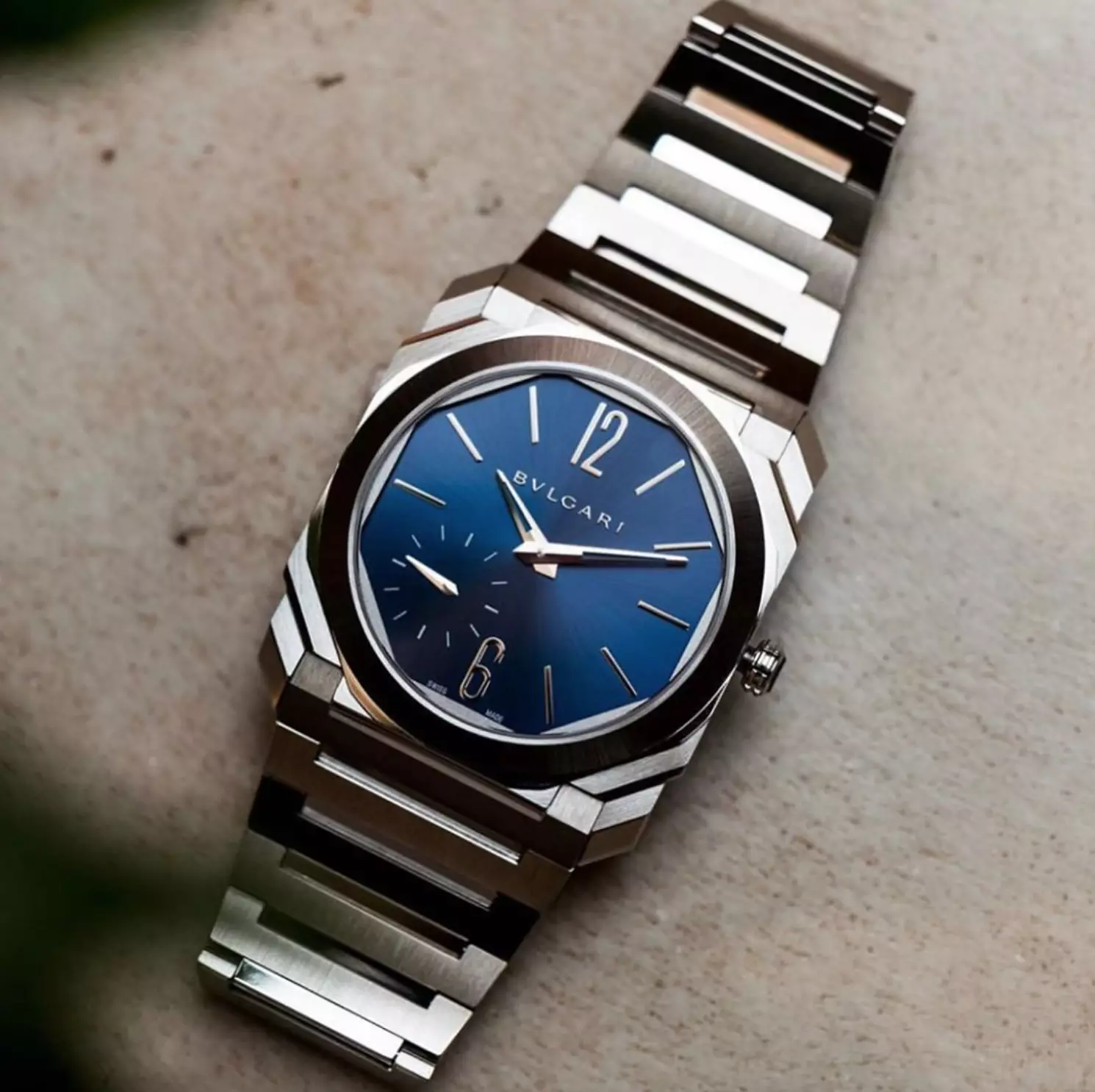 ВИДЕО: Конечно...! Сатенски полиран челик Bulgari Octo Finissimo со сино бројчаник снимен со славна висока дефиниција - часовници Time and Tide 1350_1