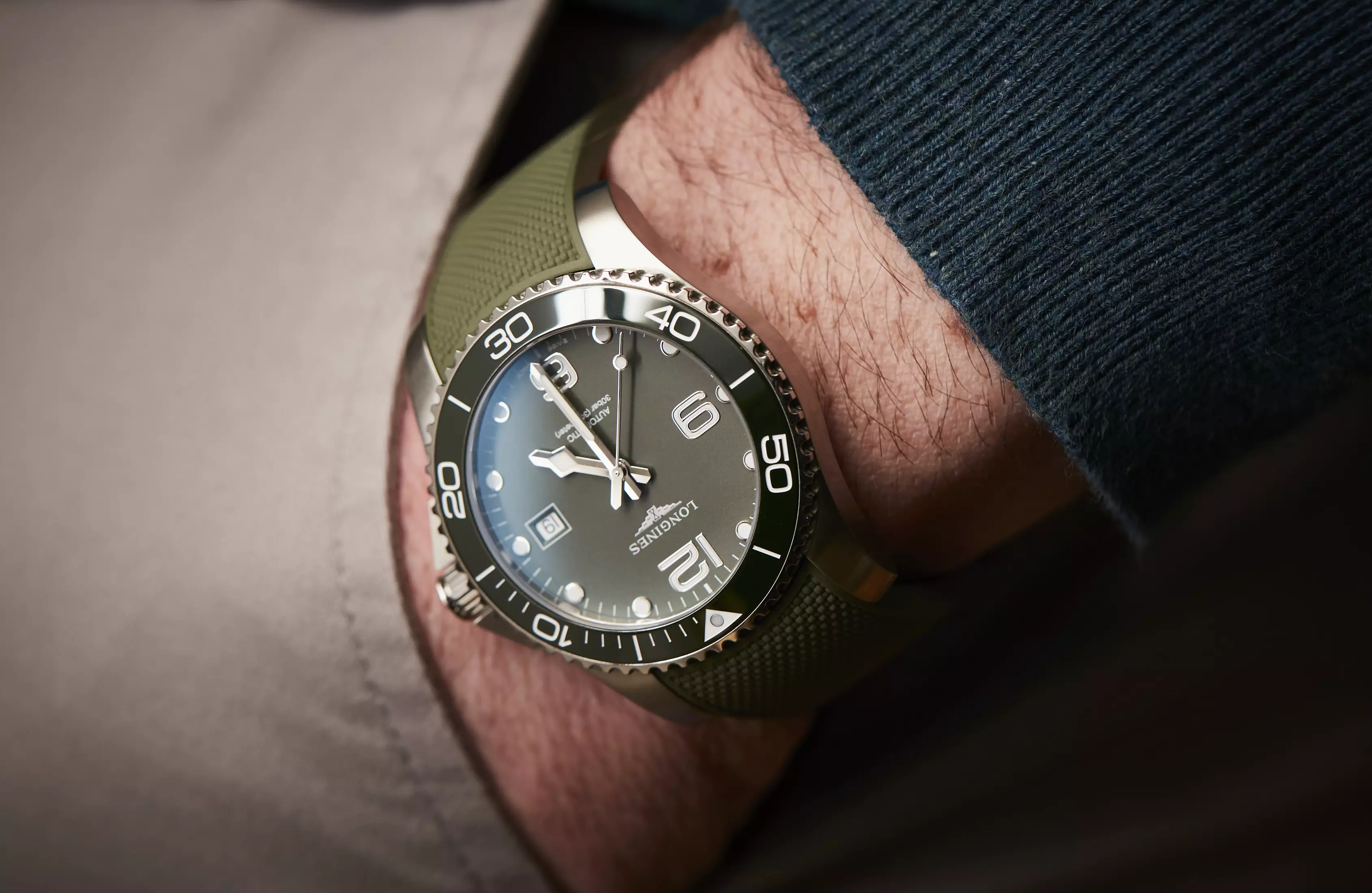 ВИДЕО: Longines HydroConquest 41мм-ийн Khaki Green загвар нь яг одоо зах зээл дээрх хамгийн сайн үнэ цэнэтэй шумбах цаг юм - Цаг хугацаа ба түрлэгийн цаг 1384_1