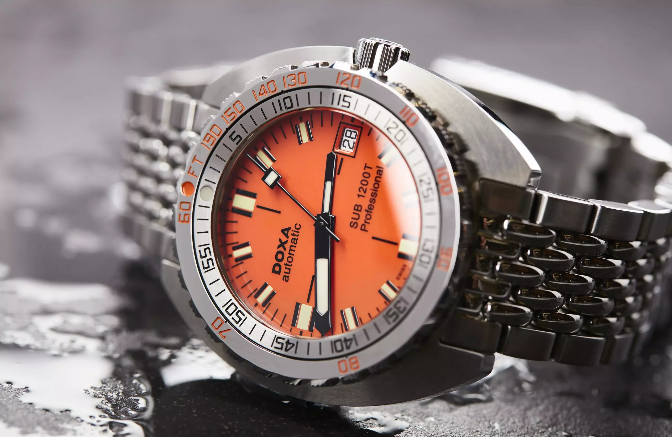 すべての時計が物語を語る: アンドリューの DOXA SUB 1200T とウィリアム ウッドのヴァリアント レッド ウォッチがそれぞれの手首で対決 - Time and Tide Watches