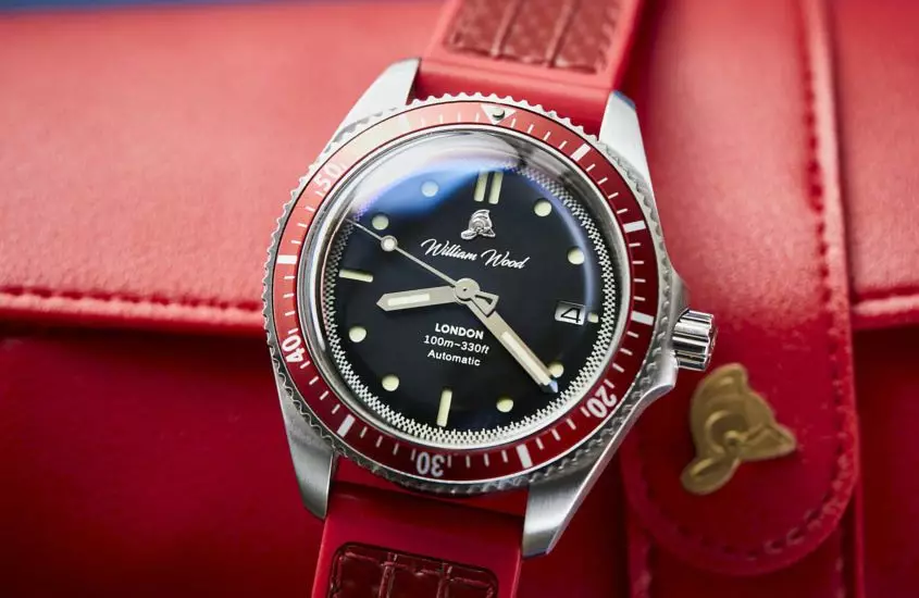 SETIAP JAM BERCERITA: DOXA SUB 1200T Andrew dan William Wood Valiant Red Watch saling berhadapan di setiap pergelangan tangan - Time and Tide Watches 16814_3