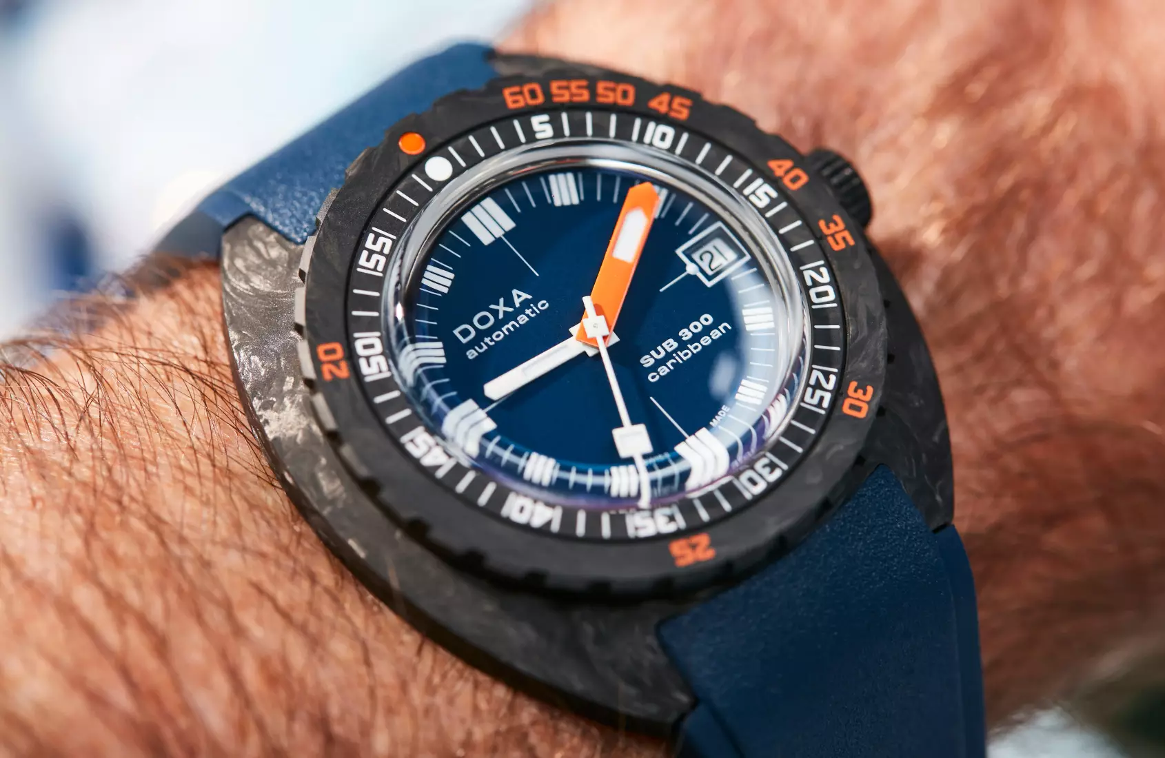 DOXA Sub 300 Carbon -sarjassa on 6 silmiä hivelevää valitsinta