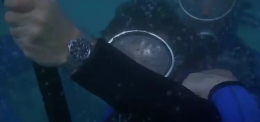 BIJGEWERKT: De volledige lijst met horloges die James Bond op het scherm droeg - Time and Tide Watches 1944_23