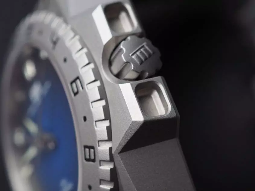 DIEPTE: Linde Werdelin brengt '3 Timer' GMT uit in gezandstraald staal met prachtige blauwe gradiënt wijzerplaat, gelimiteerd tot slechts 55 - Time and Tide Watches 2111_8