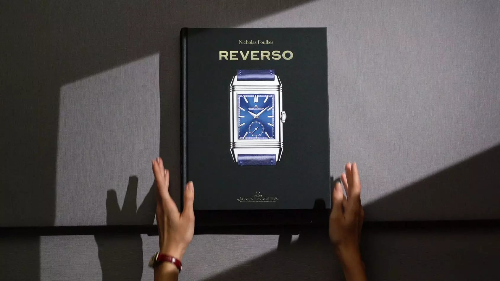 GRĀMATAS APSKATS: Reverso grāmata, 90 gadus mūžīga Art Deco stila šedevra, gatava jūsu kafijas galdiņam — laika un bēguma pulksteņi 2517_2
