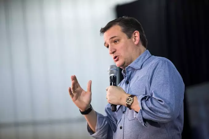 WASHINGTON, USA - JANUAR 31: Republikanesche Presidentschaftskandidat Ted Cruz schwätzt während enger Campagne Rally zu Iowa City, Iowa, USA den 31. Januar 2016. Béid Demokratesch a Republikanesch Kandidaten sinn Campagne zu Iowa dëse Weekend virum Iowa Caucus um Méindeg. (Foto vum Samuel Corum / Anadolu Agency / Getty Images)