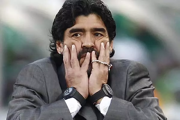 De Argentijnse coach Diego Maradona reageert tijdens de wedstrijd.