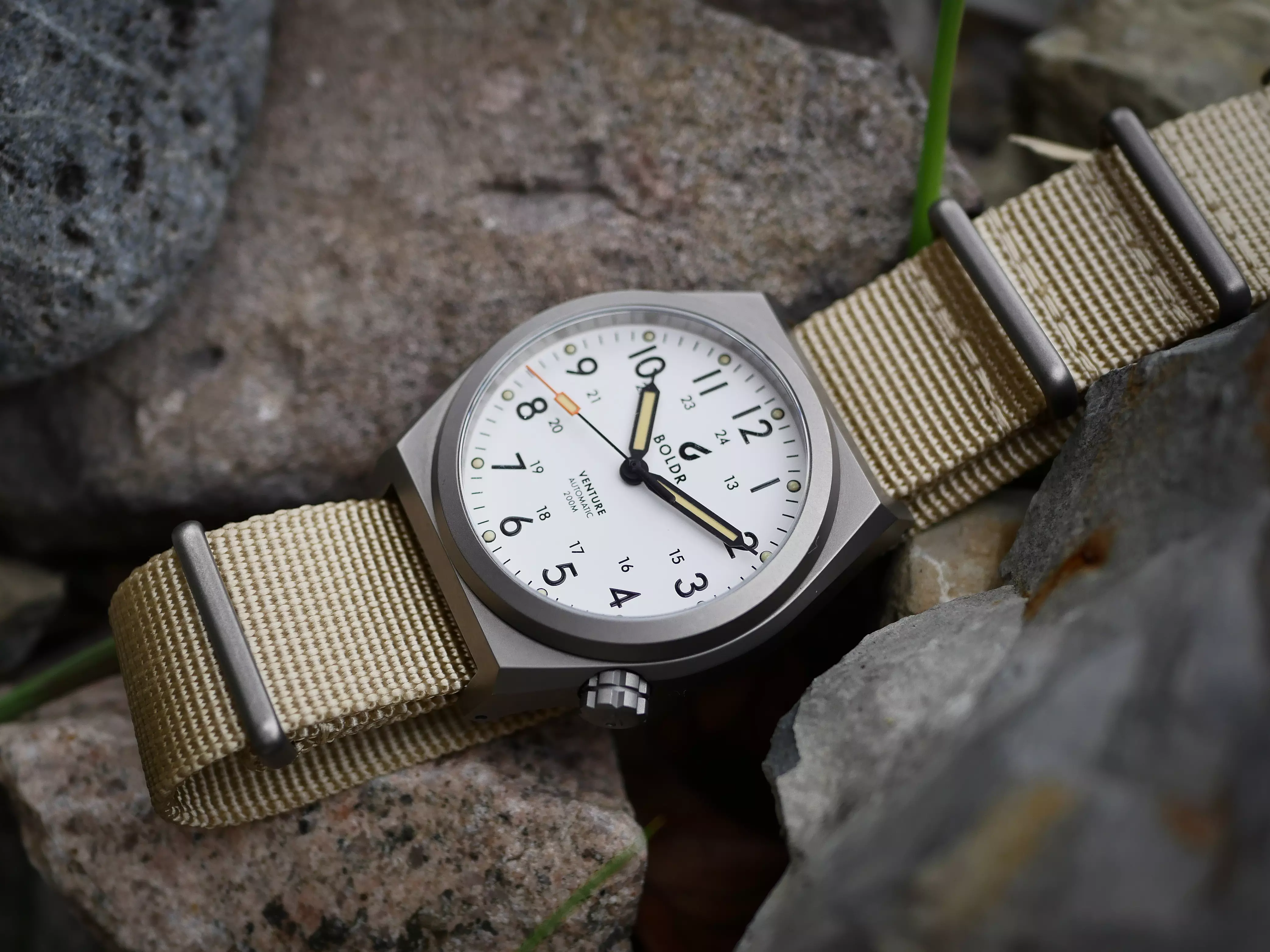8 daripada jam tangan titanium terbaik: Bahagian 1 adalah besar, tidak boleh dihancurkan dan ringan membengkokkan minda - Jam Tangan Masa dan Air Pasang 4370_4