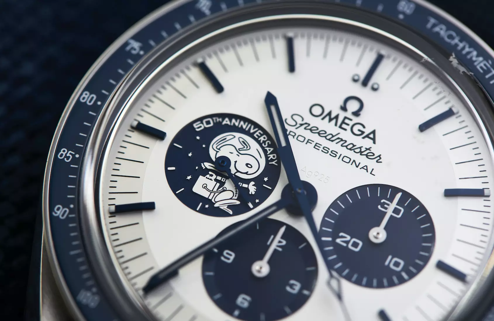 КОЛДОНУУ: Omega Speedmaster 'Silver Snoopy Award' 50 жылдык юбилейи эң муздак жүрөктө да кубаныч тартуулайт - Time and Tide Watches 4529_5