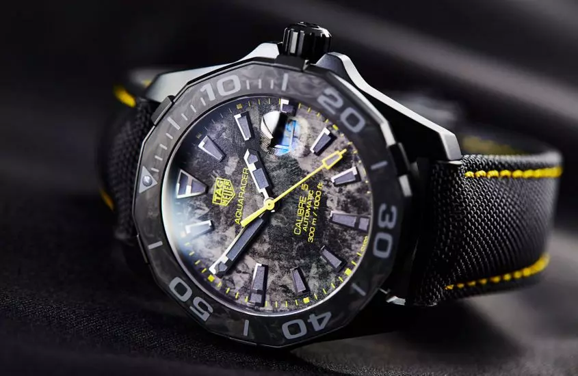 BẬT TAY: TAG Heuer Aquaracer Carbon - Đồng hồ thời gian và thủy triều 5108_1