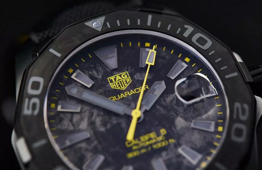 हैंड्स-ऑन: TAG Heuer Aquaracer Carbon - Time and Tide Watches 5108_2