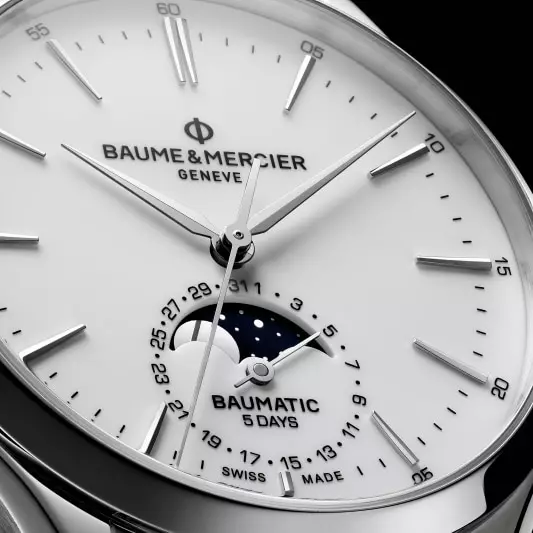 INTRODUCERING: Helt vitt nu - Baume & Mercier Clifton Baumatic Automatic Moon Phase ljusnar upp - Time and Tide Watches