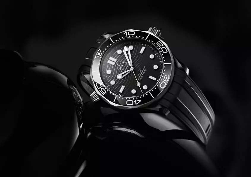 PREDSTAVLJAMO: Omega Seamaster Diver 300M iz keramike in titana, brez datuma - Ure za čas in plimovanje 6395_2