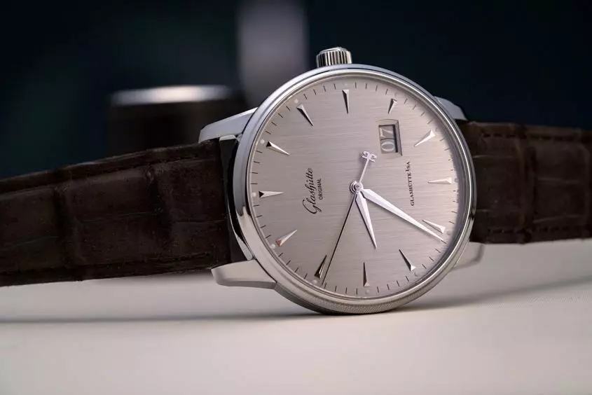 PRANEŠIMAS: puikiai atrodo pilkai – „Glashütte Original Senator Excellence Panorama Date“ – laiko ir potvynių laikrodžiai 7870_2