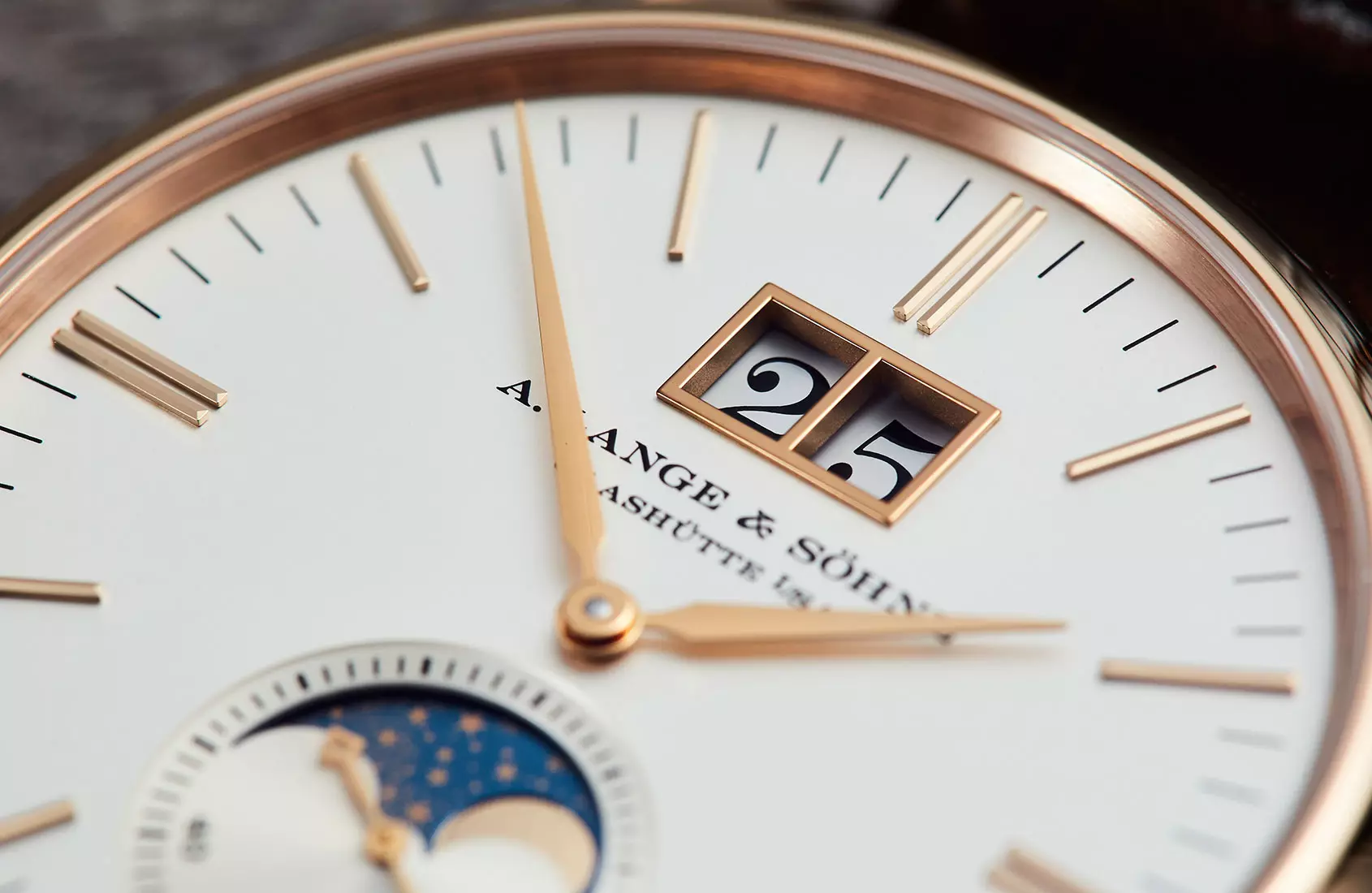 A. Lange & Söhne Revisión de la fase lunar de Saxonia: refinamiento total 8731_1