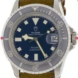 Klassikeren - Tudor 'Snowflake' Submariner Den jevne falmingen av rammen på denne 1967-modellen tilbake til en denimy-blå gir den en patina-kant over nyere modeller og gir deg sikkert en historie å fortelle om dens unikhet. Vintage Tudor 'Snowflake' Submariner (kallenavnet som refererer til formen på håndsettet) er ikke bare et godt valg når det gjelder sin klassiske, tilpasningsdyktige stil, det er også en klok investering som en rimelig – vel, sammenlignet med Rolex – samlerstykke .