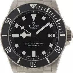 De nieuwste - Tudor Pelagos Het Pelagos-model, dat in 2012 werd geïntroduceerd als een moderne variant van de originele Tudor Submariner, was de voorhoede van Tudor's recente aanval op de reguliere markt als zijn eigen merk - in plaats van een Rolex-uitloper - en het presenteert zich als stoer , zo aanpasbaar en zo capabel als een Navy SEAL. Het bijgewerkte Pelagos-hommagemodel dat in 2012 werd geïntroduceerd, is de ultieme polsstrijder, met een onopvallend, mat uiterlijk dat contrasteert met de huidige reeks geklede duikhorloges. Zou er absoluut gemeen uitzien met een smoking.