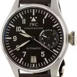 A Classic – IWC – Big Pilot 5002 Az eredeti és a legjobb Big Pilot olyan árnyalatokkal, mint a 6 órás bronz dátumnyílás, a „9” szám és a jelenlegi verziónál karcsúbb kezek. Nem kell teljes óramániának lenni ahhoz, hogy észrevegye, van valami kultikus követője a mesés IWC Big Pilot karórának, amely méretének és egyszerűségének köszönhetően mindig hagy maga után. Amikor rájössz, hogy híresebb bhaktái közé tartozik John Malkovich, Bradley Cooper, Orlando Bloom és Jude Law, a mítosz csak pikánsabbá válik. „Fantasztikus mindennapi óra, és komoly csuklója van” – mondja Chylinski. „A hatalmas ékszer alakú korona beszélgetéseket indít el, az ívelt fülek pedig sokkal kényelmesebbé teszik a csuklón, mint amilyennek látszik. Üzleti inghez éppúgy illik, mint bőrdzsekihez.”