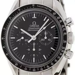 Le Classic - Omega - Speedmaster Professional La «Moonwatch» est le chronographe fonctionnel par excellence, avec un cadran mat extrêmement lisible et un caractère caméléon qui change complètement sur le bracelet, l'OTAN ou le bracelet en cuir. Il n'y a pas besoin d'une image « vintage » et « récente » ici car elles ne font qu'un : la « Moonwatch » est restée pratiquement inchangée depuis qu'elle a été portée par Buzz Aldrin lorsqu'il a marché sur la surface de la lune en 1969. "La Speedmaster Professional telle qu'elle est est ce que le consommateur veut", déclare Stephen Urquhart, président d'Omega. "Et la NASA est très satisfaite de la montre telle qu'elle est également." "Peu de montres entrent dans le domaine du" Speedie "en termes de valeur, de qualité, de statut de véritable icône et bien sûr de son histoire. Rien ne peut lui résister », dit Chylinski. "Et le cadran en plexiglas et mat est la recette parfaite pour le piratage. Vous pouvez le porter sur une toile NATO, un bracelet en cuir vieilli ou son bracelet et il aura fière allure.