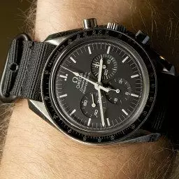 The Classic – Omega – Speedmaster Professional (en NATO) El ‘Moonwatch’ es el cronógrafo funcional definitivo, con una esfera mate sumamente legible y un carácter camaleónico que cambia por completo en el brazalete, la NATO o la correa de cuero.