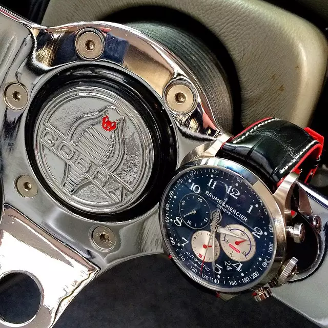 O @baumeetmercier Capeland Shelby Cobra em seu ambiente natural - no volante de uma réplica de carro, que vale bem mais de 120 mil, ou cerca de 15 desses relógios ltd (para 1965 peças). ️