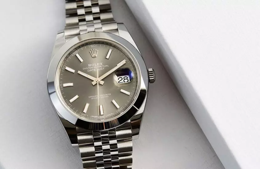 Rolex Oyster Perpetual Datejust 41 מפלדה (נז' 126300) עם חוגה רודיום כהה על צמיד יובל.